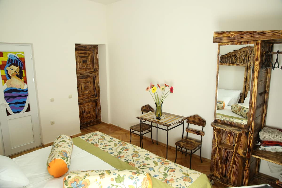 Quarto Duplo ou Twin Deluxe | Camas de colchão pillowtop, cofre no quarto, secretária, Wi-fi grátis