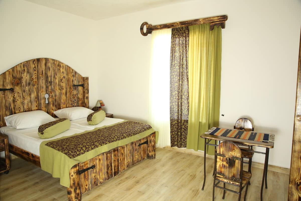 Quarto Duplo Romântico | Camas de colchão pillowtop, cofre no quarto, secretária, Wi-fi grátis