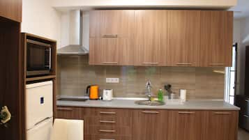Studio Apartment | Cozinha americana privada | Geladeira grande, micro-ondas, fogão, cooktop