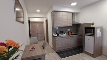 Standard Studio | Cozinha privada | Geladeira grande, micro-ondas, fogão, cooktop