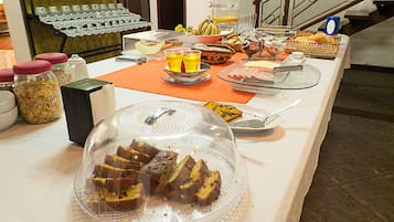 Café da manhã com buffet grátis todos os dias