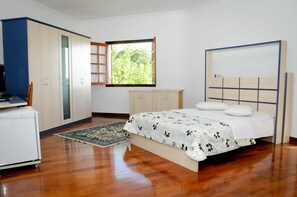 Quarto casal standard, 1 cama de casal ou 2 camas de solteiro | Roupas de cama premium, camas com colchões pillow-top, escrivaninha