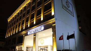 Fachada do alojamento (tarde/noite)