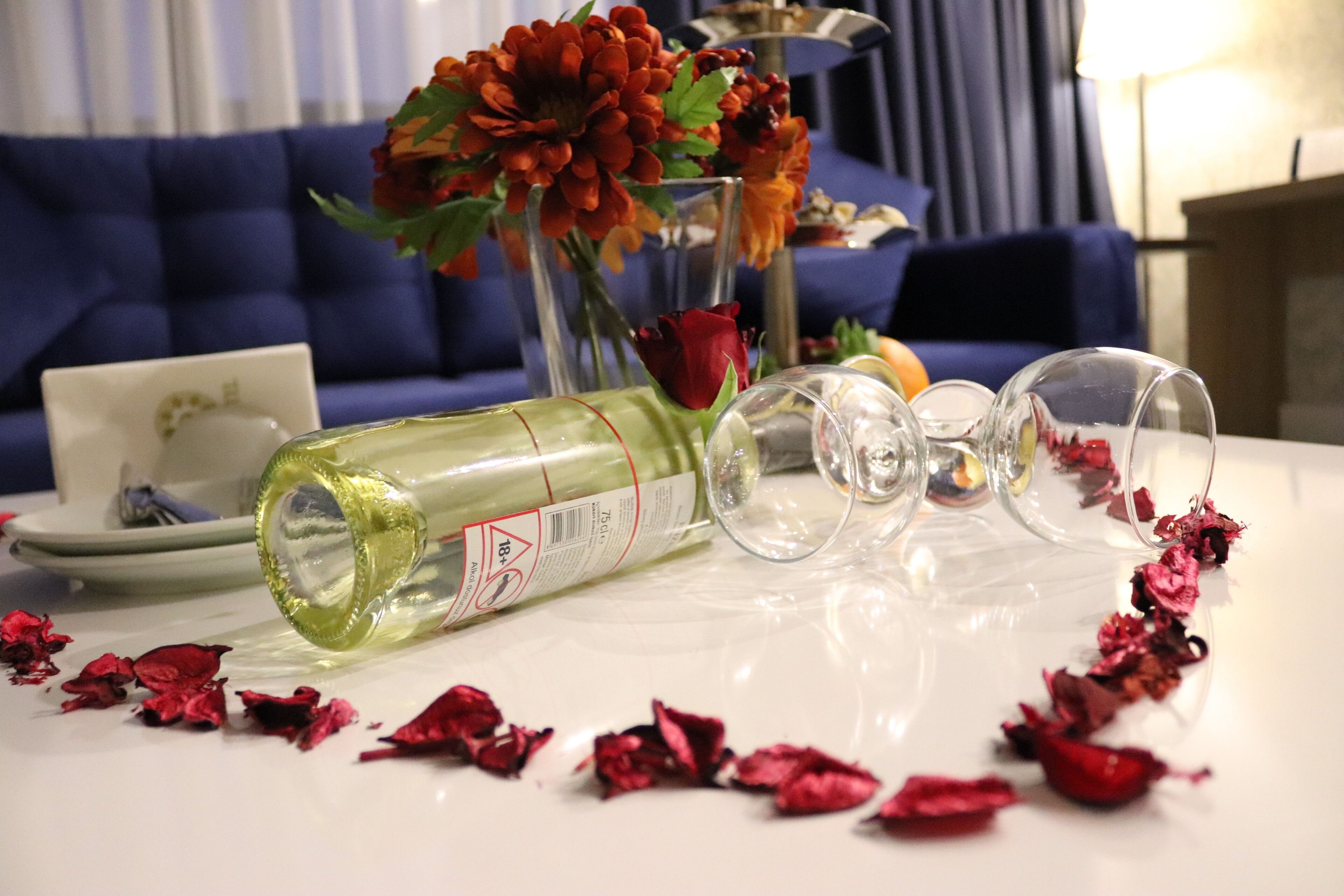 Minibar, cofre com capacidade para portátil, secretária 