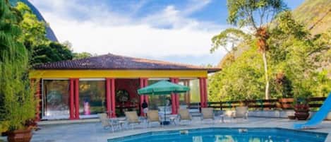 Piscina interna, piscina externa, espreguiçadeiras