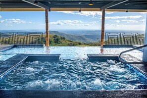 Banheira de hidromassagem interior
