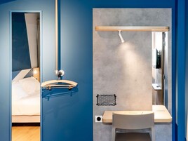 Quarto, 1 cama de casal, acessível | Secretária, secretária adequada para computadores portáteis