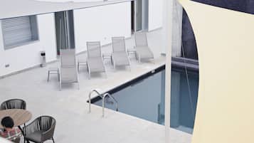 Piscina exterior, espreguiçadeiras