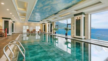 Piscina interna, espreguiçadeiras