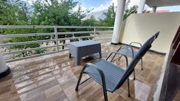 Suíte júnior, para fumantes, vista para o jardim | Terraço/pátio