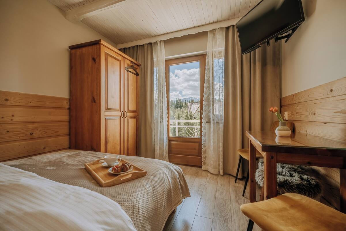 Quarto quádruplo clássico, sacada | Roupas de cama antialérgicas, espaço de trabalho para notebook