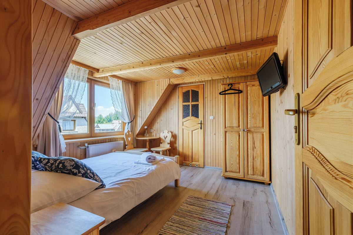 Quarto casal, para não fumantes | Roupas de cama antialérgicas, espaço de trabalho para notebook