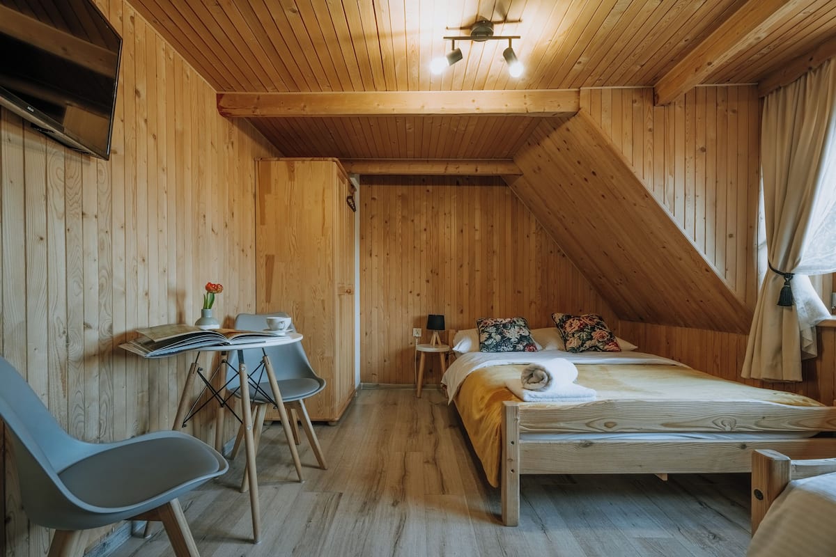 Quarto triplo clássico | Roupas de cama antialérgicas, espaço de trabalho para notebook