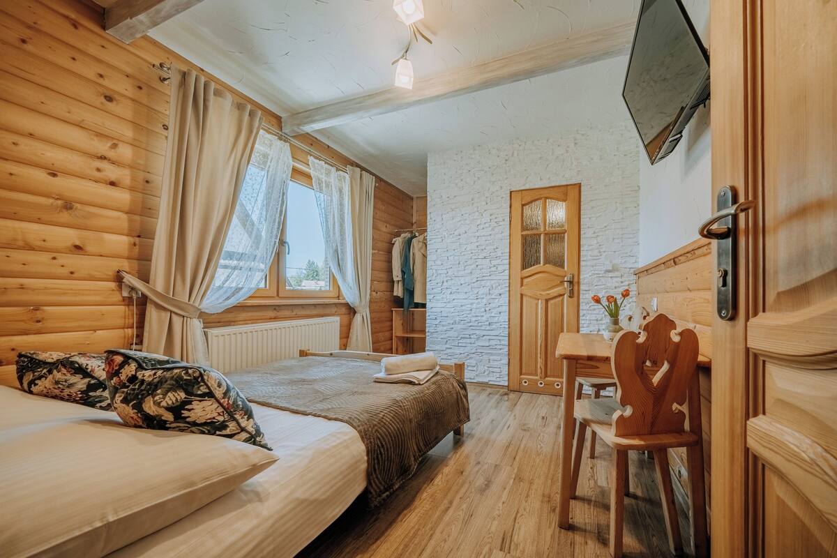 Quarto casal, para não fumantes | Roupas de cama antialérgicas, espaço de trabalho para notebook