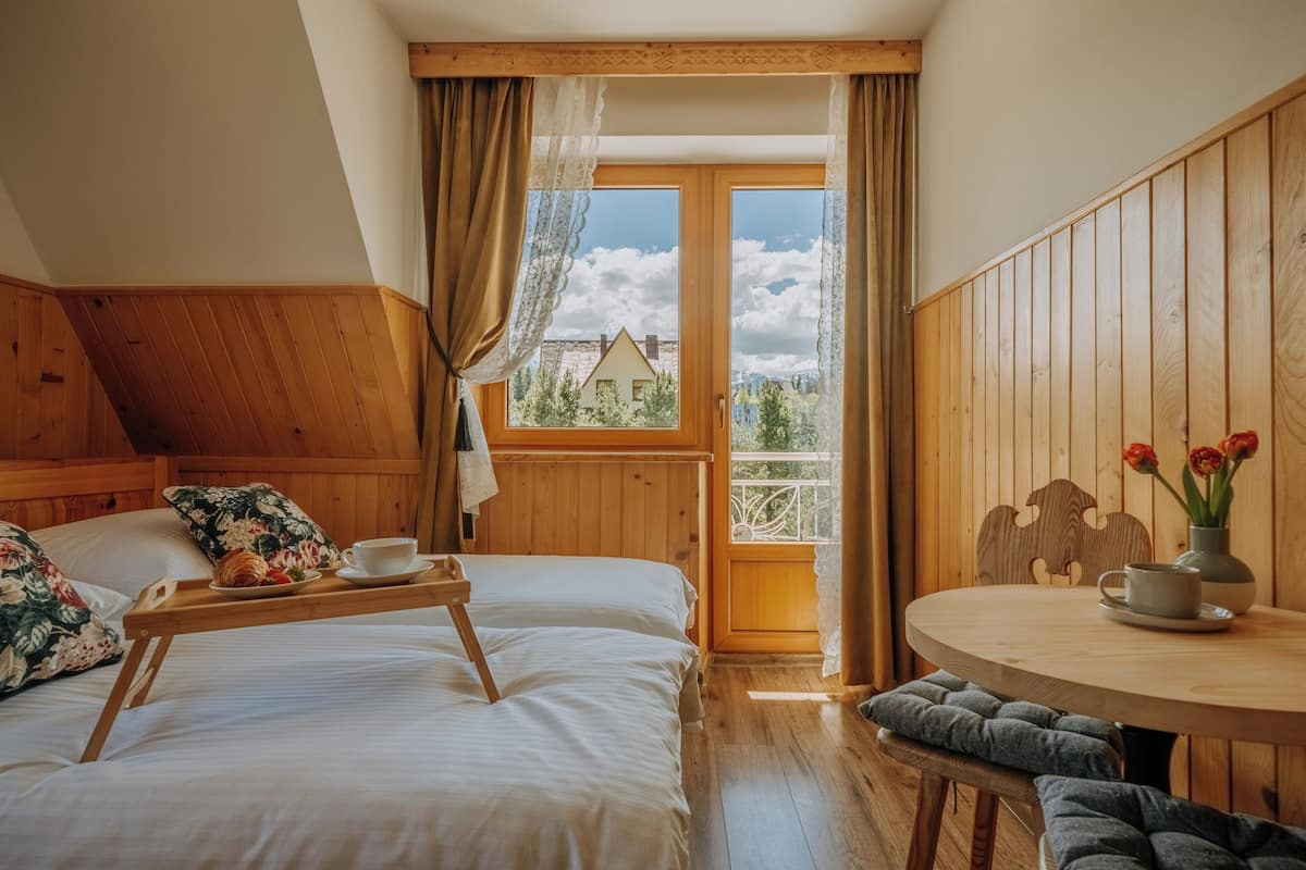 Quarto quádruplo clássico, sacada | Roupas de cama antialérgicas, espaço de trabalho para notebook
