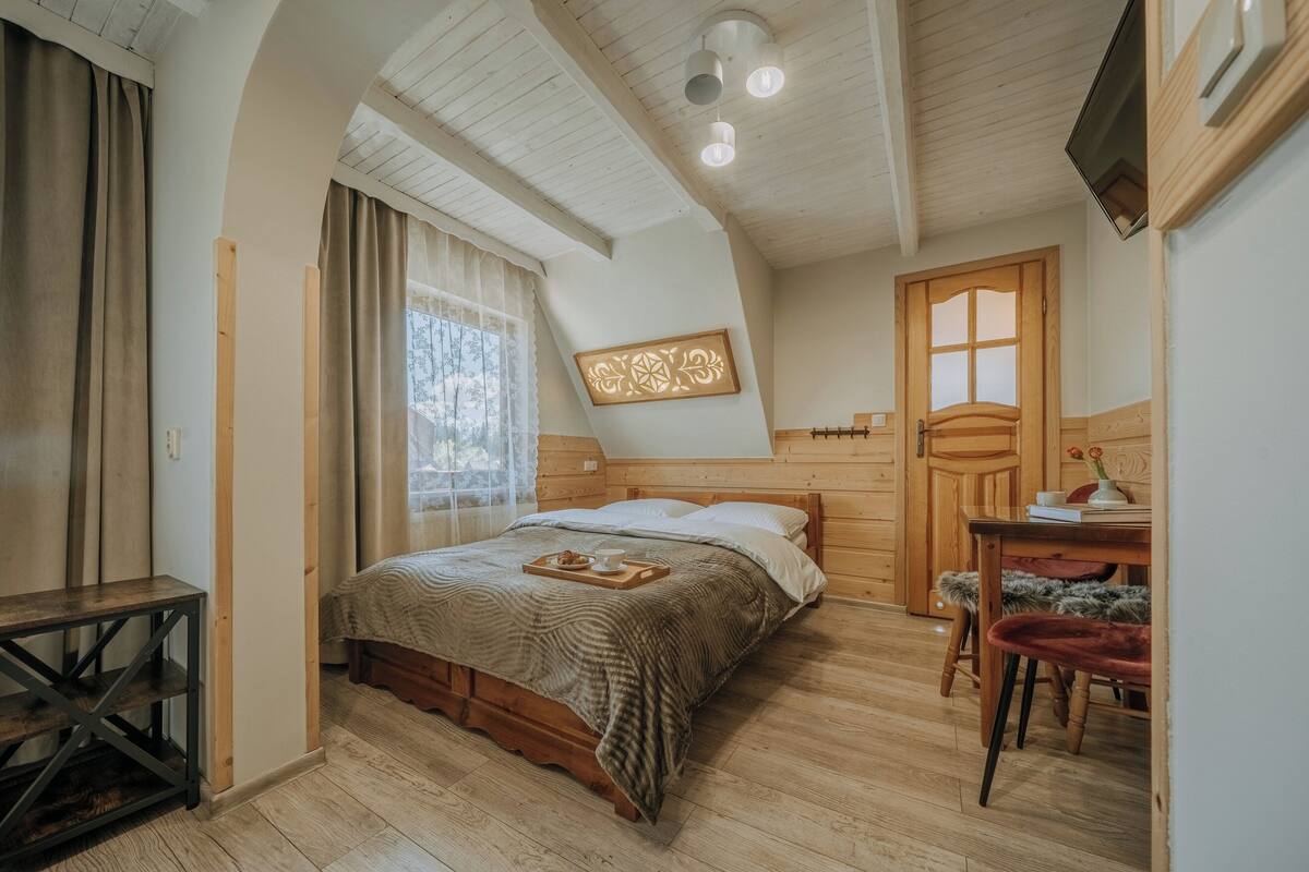 Quarto quádruplo clássico | Roupas de cama antialérgicas, espaço de trabalho para notebook