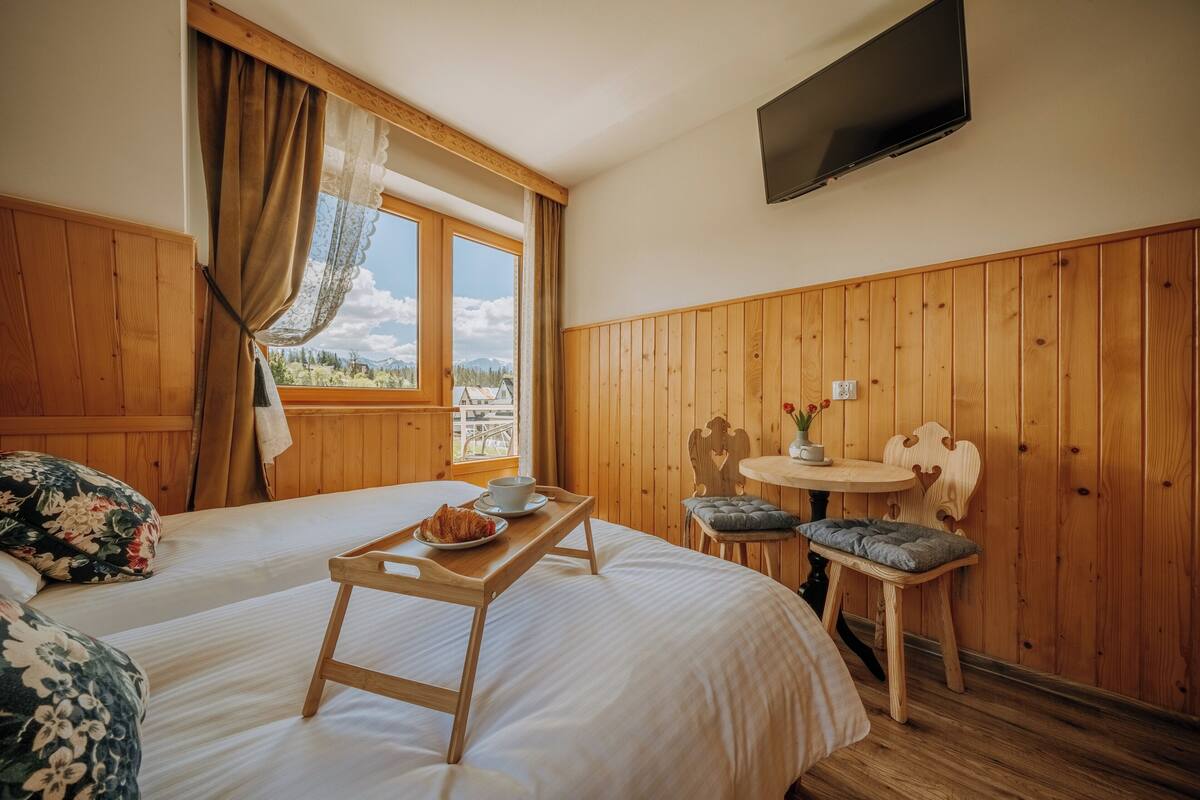 Quarto duplo, sacada, vista para a montanha | Roupas de cama antialérgicas, espaço de trabalho para notebook