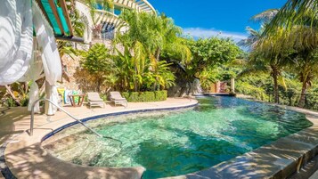 2 piscinas externas, guarda-sóis, espreguiçadeiras