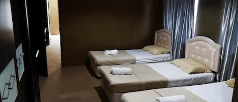 Quarto Deluxe, 3 camas individuais, vista para o resort | Secretária, quartos insonorizados, ferro/tábua de engomar