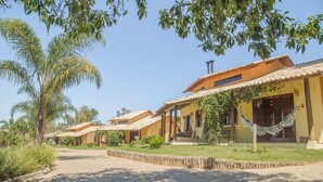 Fileira de edifícios em estilo tradicional, com telhados de azulejos e um caminho pavimentado na frente.