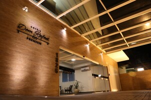 Fachada da propriedade à noite