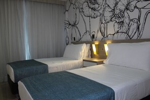 Quarto Twin Deluxe, acessível | Lençóis de algodão egípcio, minibar, cofre no quarto, secretária