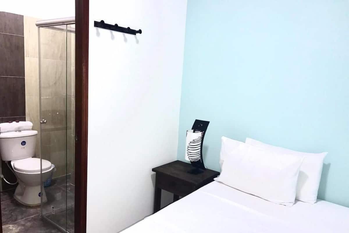 Quarto Duplo, 1 cama queen-size, não fumadores | Ferro/tábua de engomar, Wi-fi grátis, roupa de cama fornecida