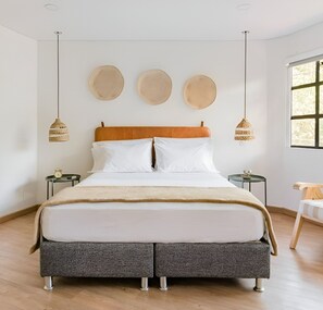 Quarto casal premium, 1 cama Queen, para não fumantes | Frigobar, cofres nos quartos, individualmente mobiliados, escrivaninha