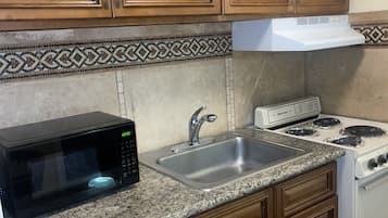 Suíte estúdio conforto, 2 quartos, para não fumantes, vista para a piscina | Cozinha privada | Geladeira, micro-ondas
