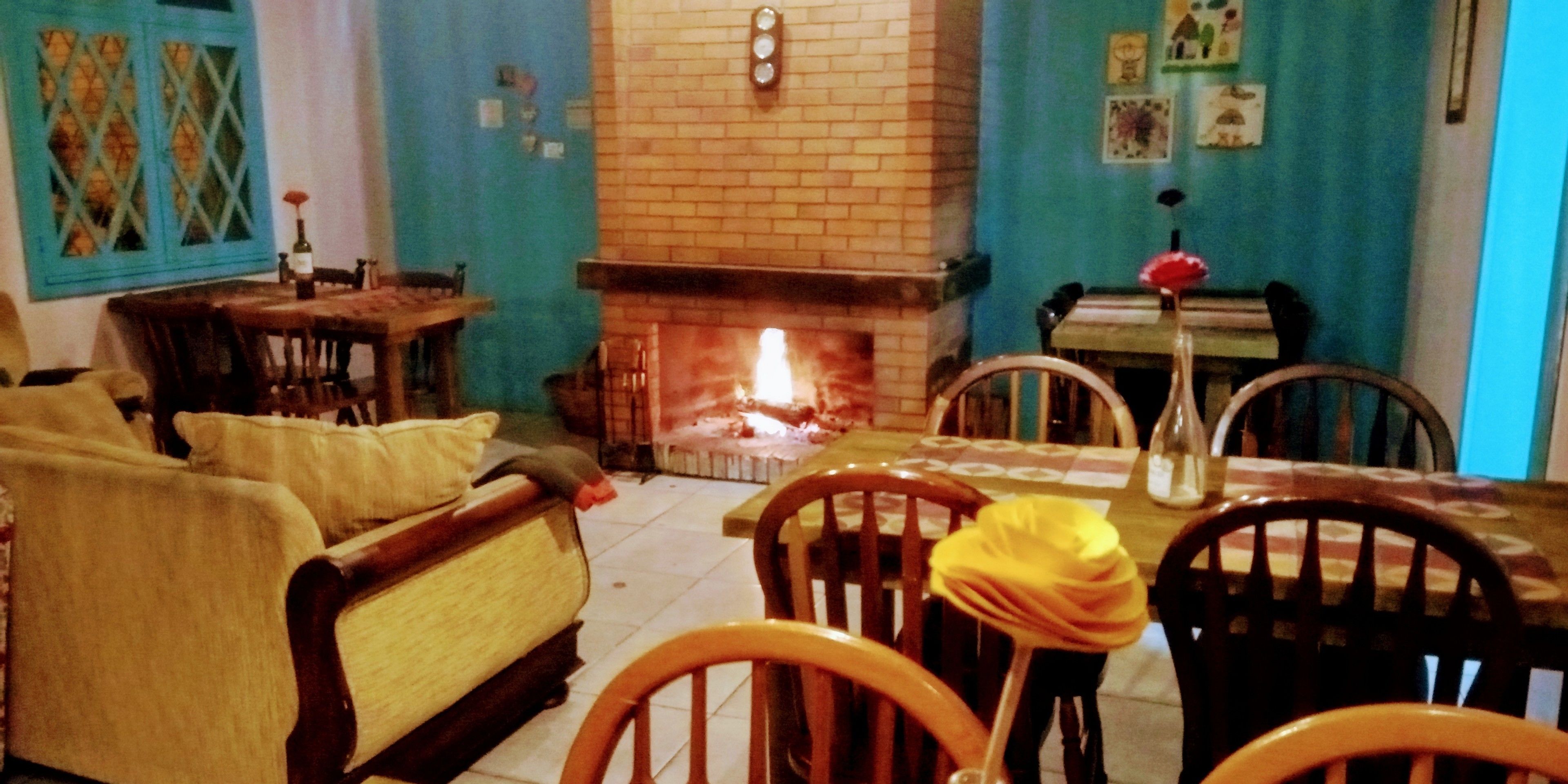 Quarto Quádruplo Clássico, várias camas, não fumadores | Sala de estar | Televisor LED 