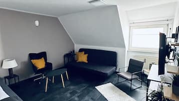 Condo tradicional, vista para o jardim | Área de estar | TV de tela plana