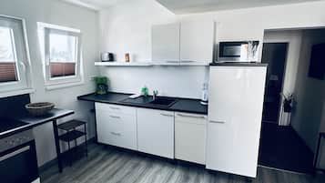 Condo tradicional, vista para o jardim | Cozinha privada | Geladeira, micro-ondas, fogão, cooktop