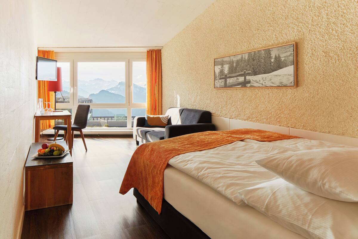 Quarto casal, 1 cama Queen | Cofres nos quartos, escrivaninha, quartos à prova de som