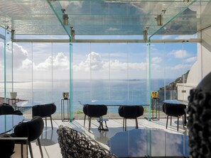 Pequenos-almoços, almoços, jantares servidos, com vista para o oceano 