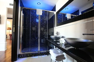 Suíte superluxo, 1 quarto | Banheiro | Secador de cabelo, roupões de banho, chinelos, bidê