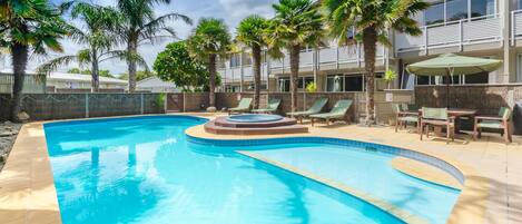 Piscina externa, guarda-sóis, espreguiçadeiras