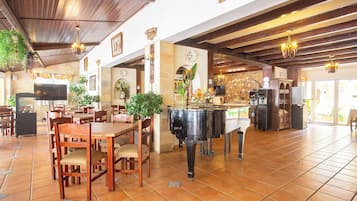 Pequenos-almoços, almoços, jantares servidos, cozinha mediterrânica