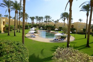 6 piscinas externas, funciona das 8h às 17h, guarda-sóis