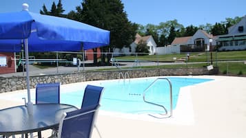 Piscina externa, espreguiçadeiras