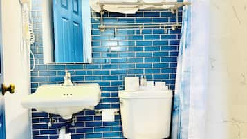 Secador de cabelo, toalhas de banho