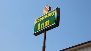 Um letreiro para o Economy Inn, com um logotipo listrado acima.