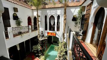 Piscina interior, espreguiçadeiras