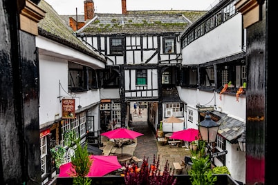 The New Inn by Roomsbooked