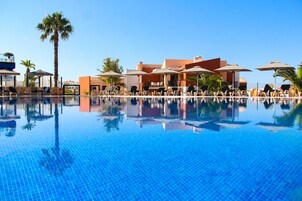 2 piscinas exteriores, guarda-sóis, espreguiçadeiras 