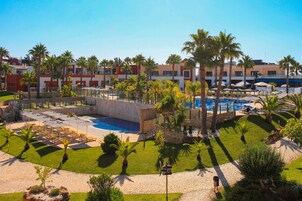 2 piscinas exteriores, guarda-sóis, espreguiçadeiras 