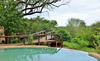 Piscina externa, espreguiçadeiras