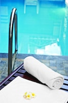 Piscina externa, guarda-sóis, espreguiçadeiras