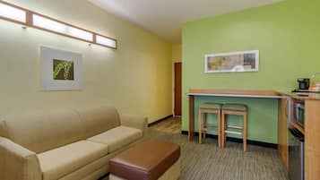 1 Queen Bed, Non Smoking, Efficiency Suite | Secretária, secretária adequada para computadores portáteis