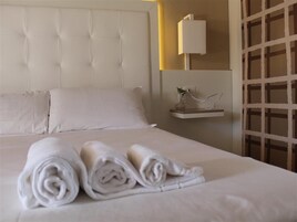 Minibar, cofre no quarto, com decoração personalizada 