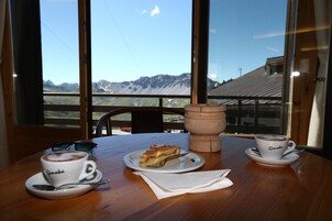 Café da manhã com pratos da culinária local grátis todos os dias